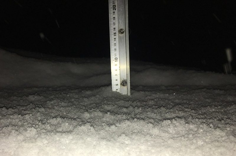 It's cloudy and snowing a little bit - Powderlife